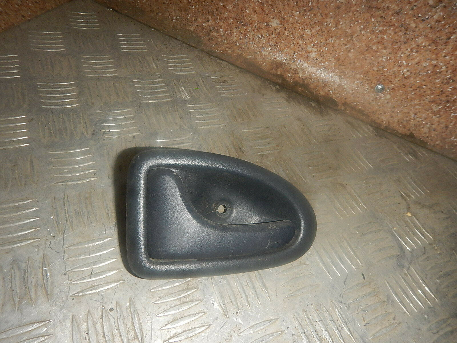 Б/У Ручка двери внутренняя левая, Renault (Рено)-CLIO/SYMBOL (98-08) RENAULT CLIO/SYMBOL (98-08) Трещина на внутренней ч...