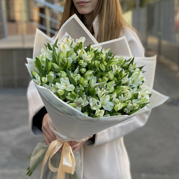 Букет цветов из 35 белых альстромерий, высота 40 см, живые цветы от ROZA4U — фото 1
