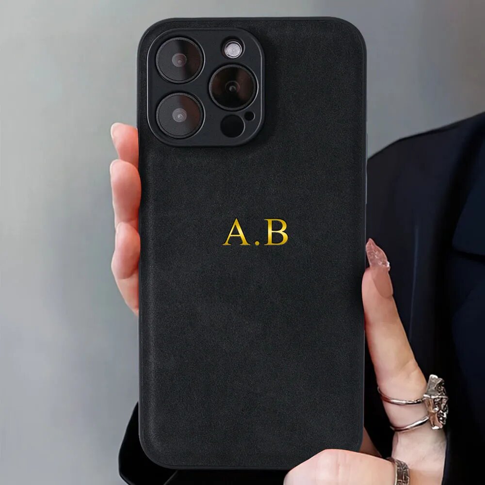 Персонализированный индивидуальный чехол с инициалами для iPhone 16, 15, 14, 13, 12, 11 Pro Max, роскошный мягкий чехол из овечьей кожи с 3D гравировкой для iPhone 15 Pro Max, Black-Gold