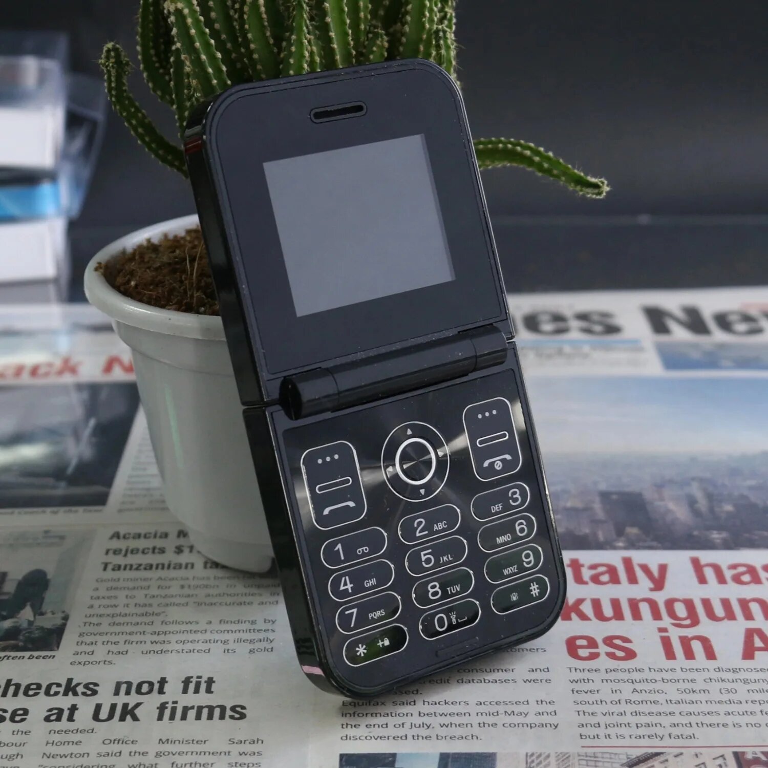 Retro Small Button Flip Phone Clamshell 2.0-inch Screen Slim Speed Dial Blacklist Dual SIM Torch Portable Senior Mobile Low Cost