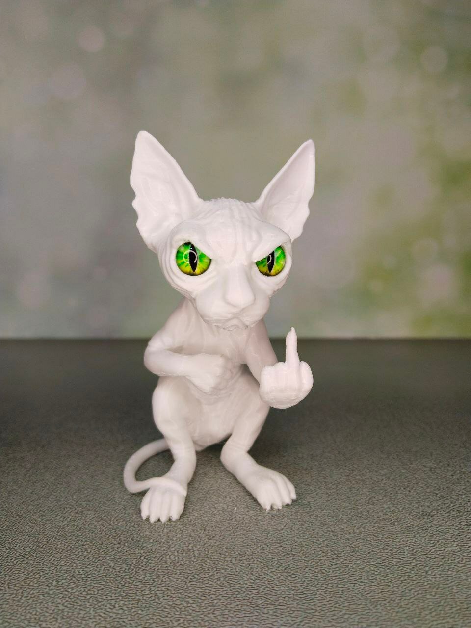 Кот Хулиган Сфинкс с пальцем,3D печать, высота 100мм, с живыми глазами