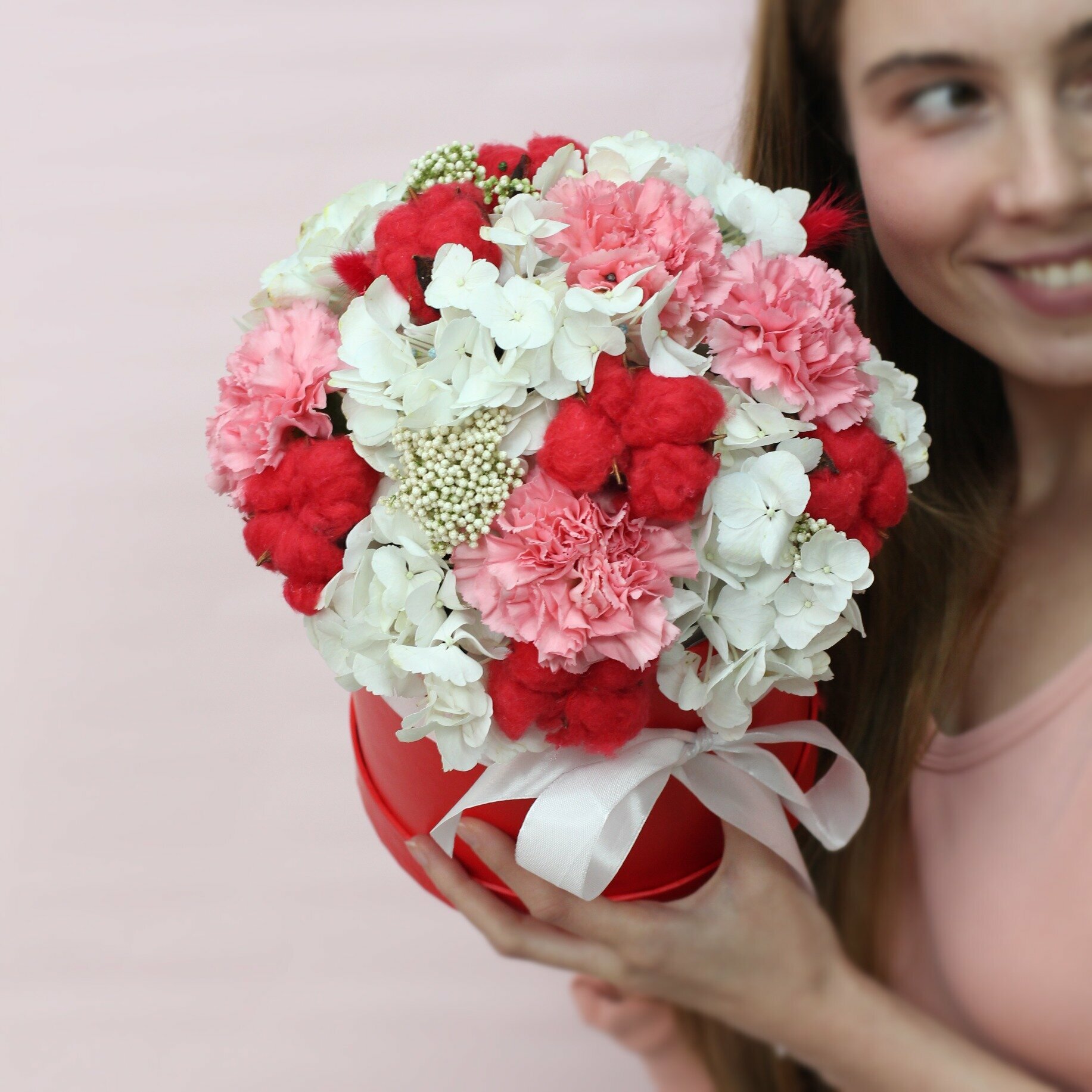 Композиция 7 с красным хлопком, гортензией и озотамнусом в шляпной коробке