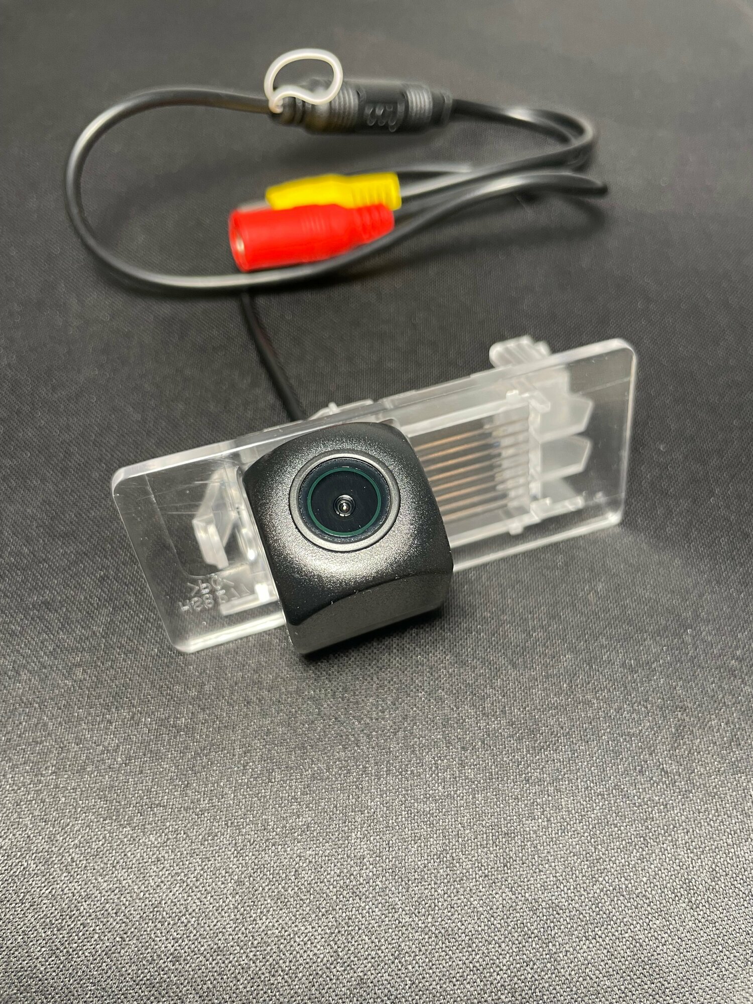 Камера заднего вида VW Polo V(4D)(09-15), Jetta VI(10-15), Caddy IV/V(15+), Passat B7/B8(11+), Tiguan II (16+), Touareg II (10-18), Touran II/III (10+)