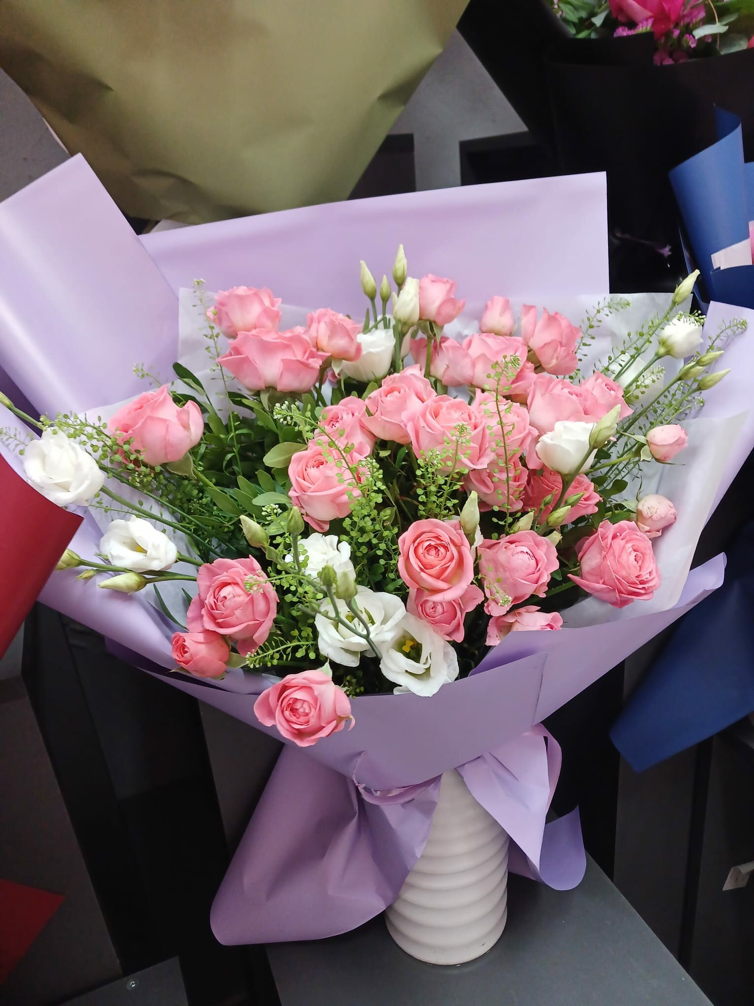 Букет из кустовой розы и эустомы