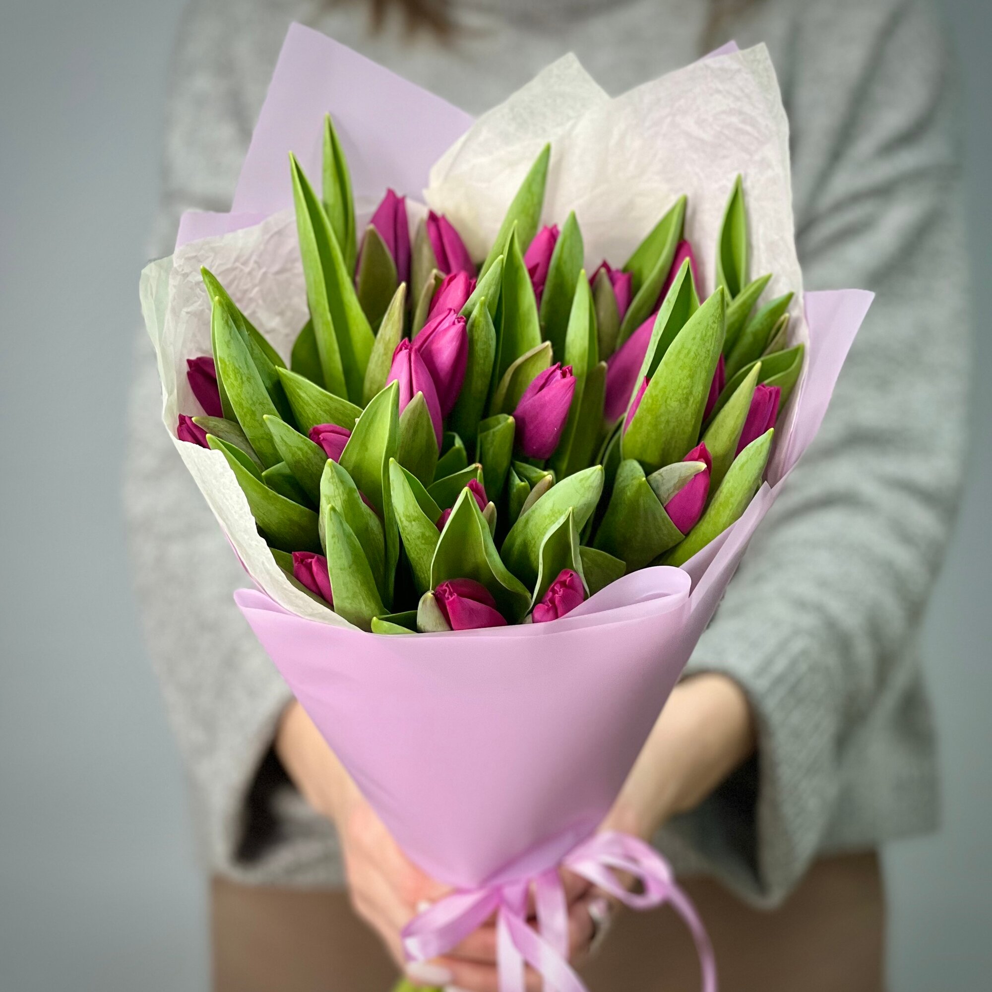 Букет из 25 фиолетовых тюльпанов в стильной упаковке. «365 Поводов» - живые цветы с доставкой