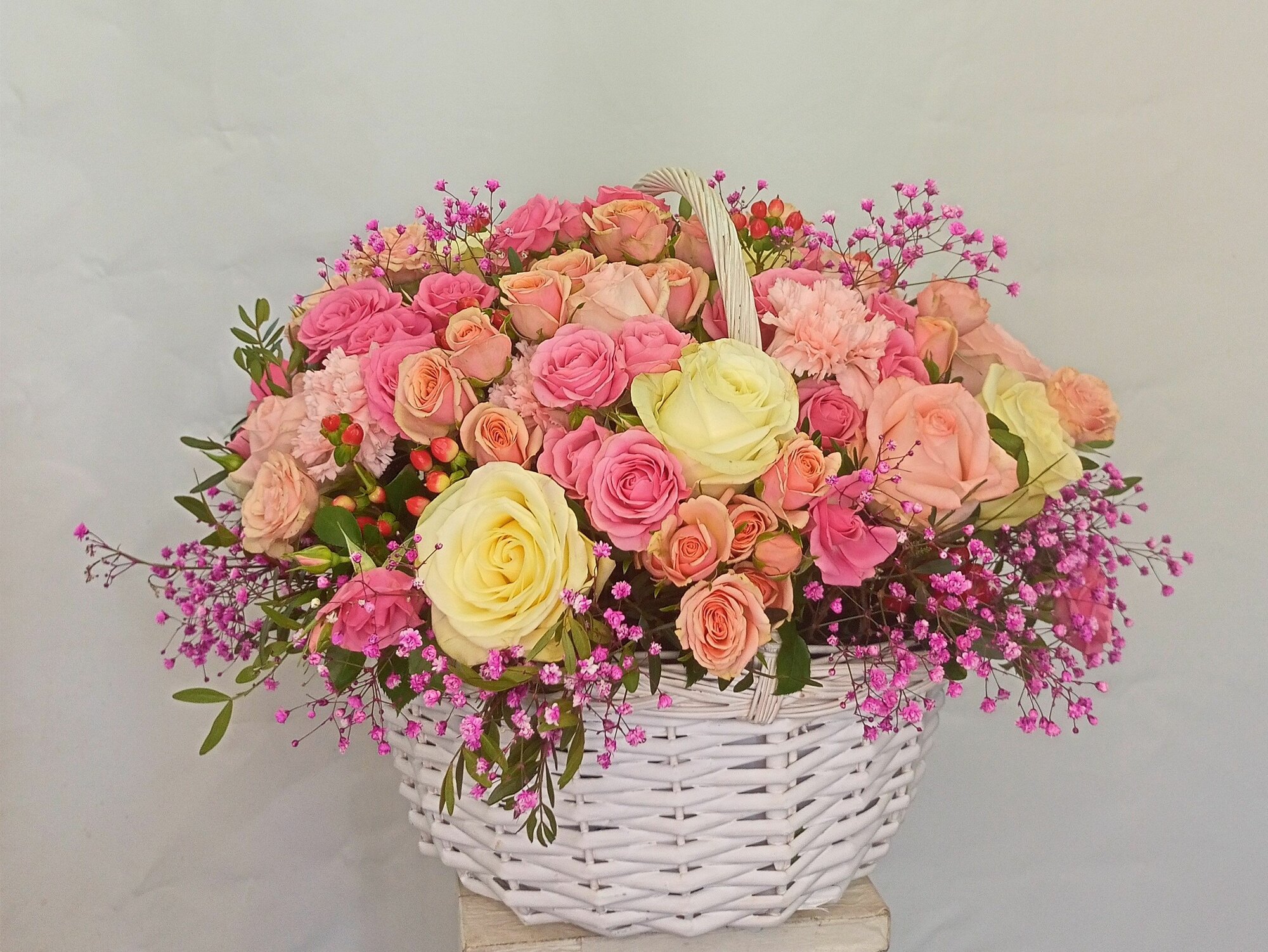 Букет Vornikov "Волшебный сон", гвоздика, роза, гипсофила и др, высота 35см, корзина