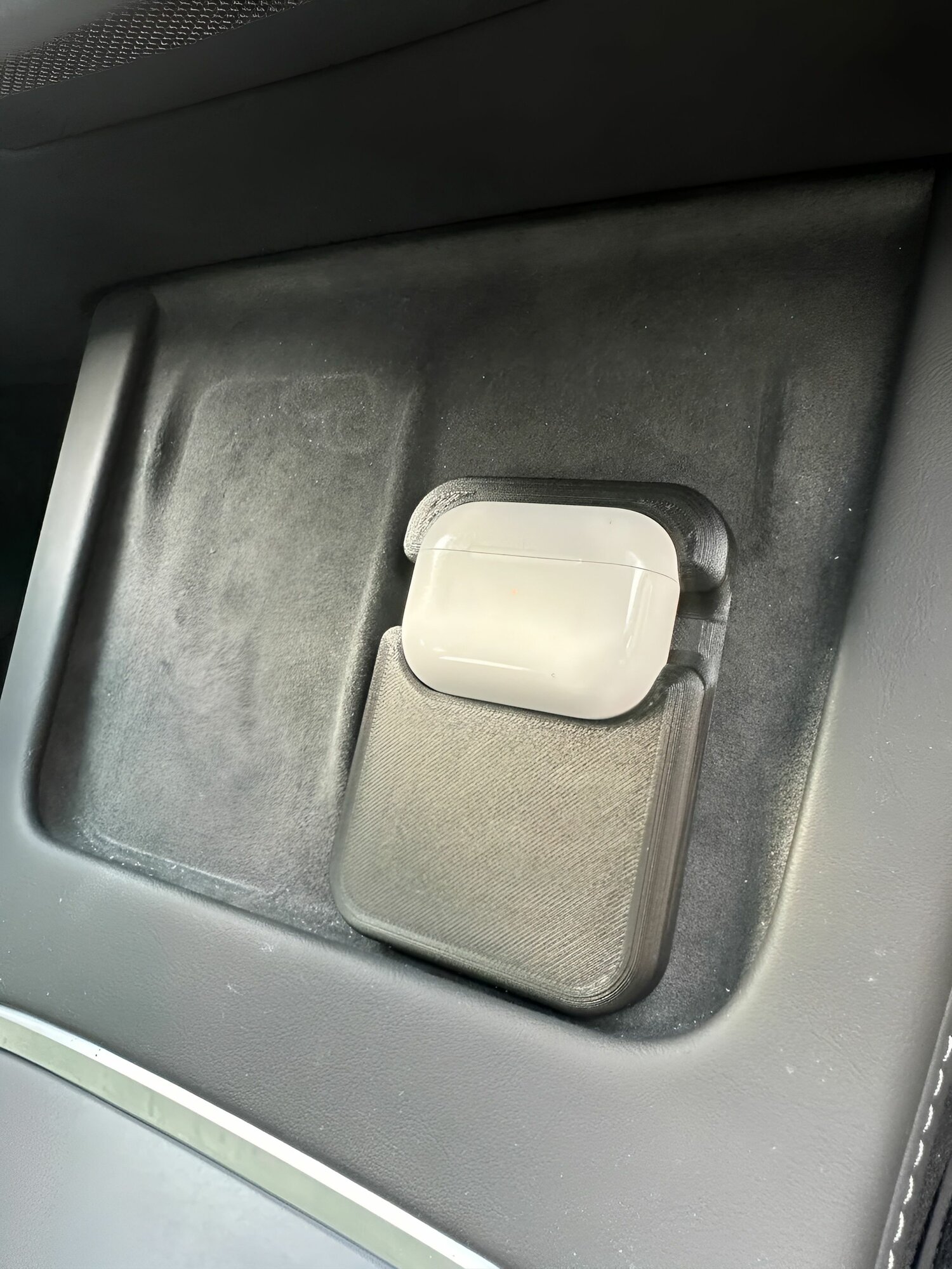 Держатель AirPods Pro для Tesla Model 3