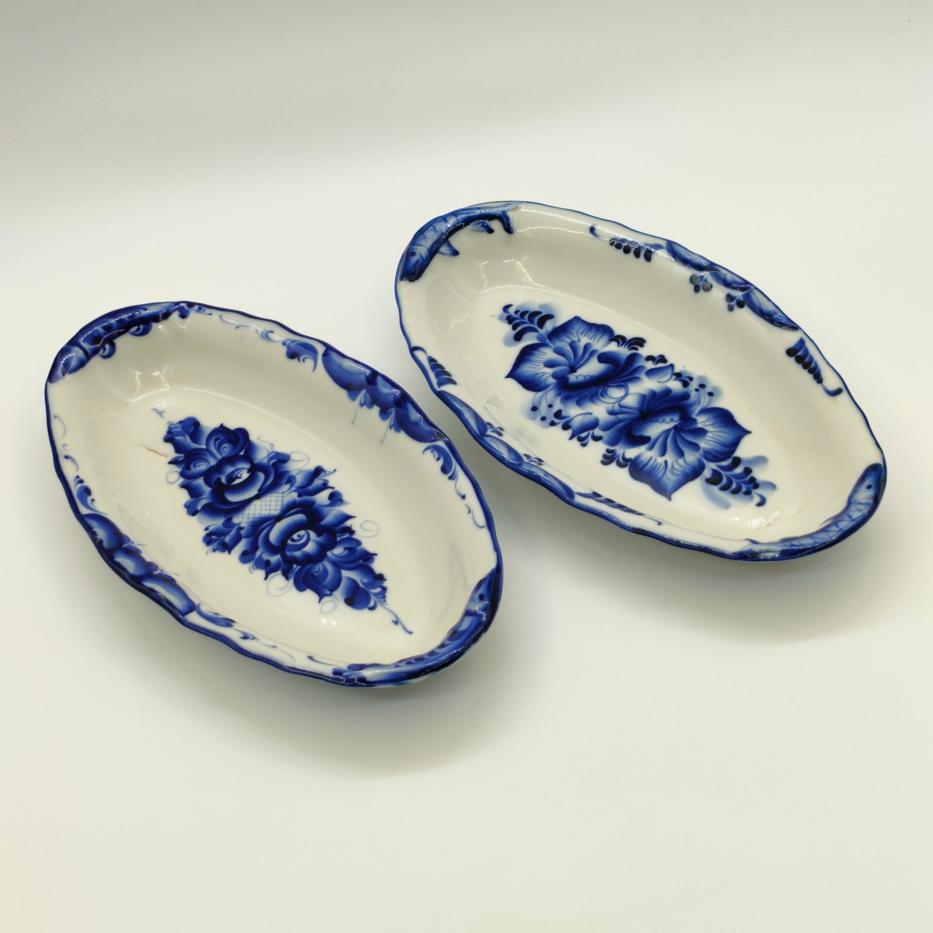 Пара селёдочниц с рельефным декором в виде рыб вдоль борта, фарфор, роспись