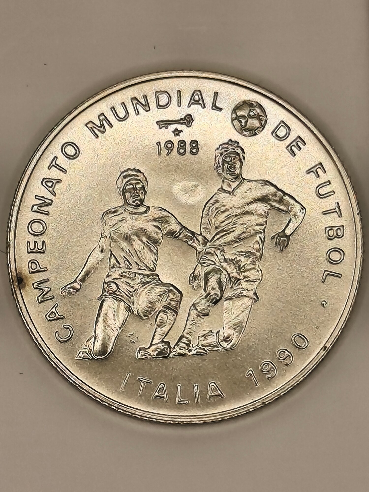 Монета. Куба. 5 песо. 1988. Чемпионат мира по футболу 1990, Италия. Ag 999. 12.0 g. KM#216. aUNC. Note:↑↓. Тираж: 28,000