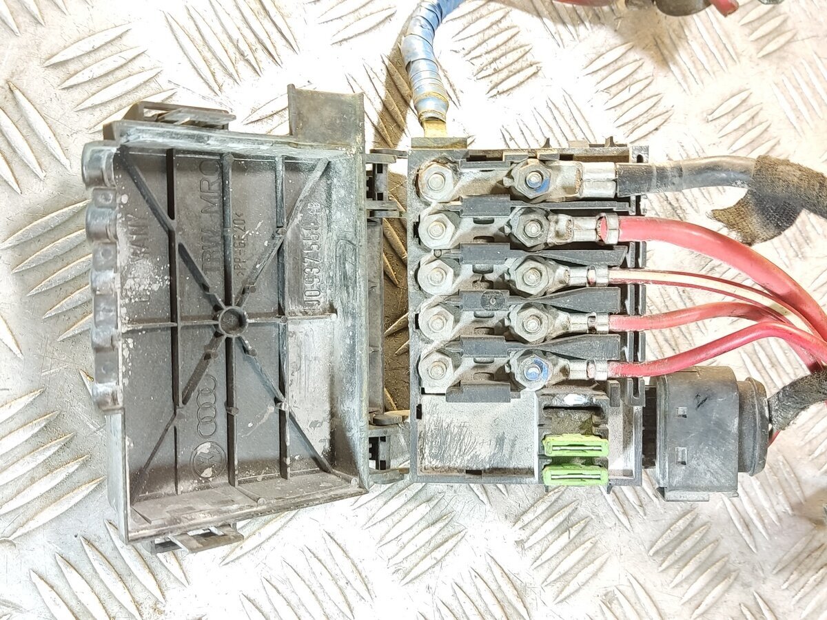 Блок предохранителей на батареи AUDI A3 1996-2003 1J0937550