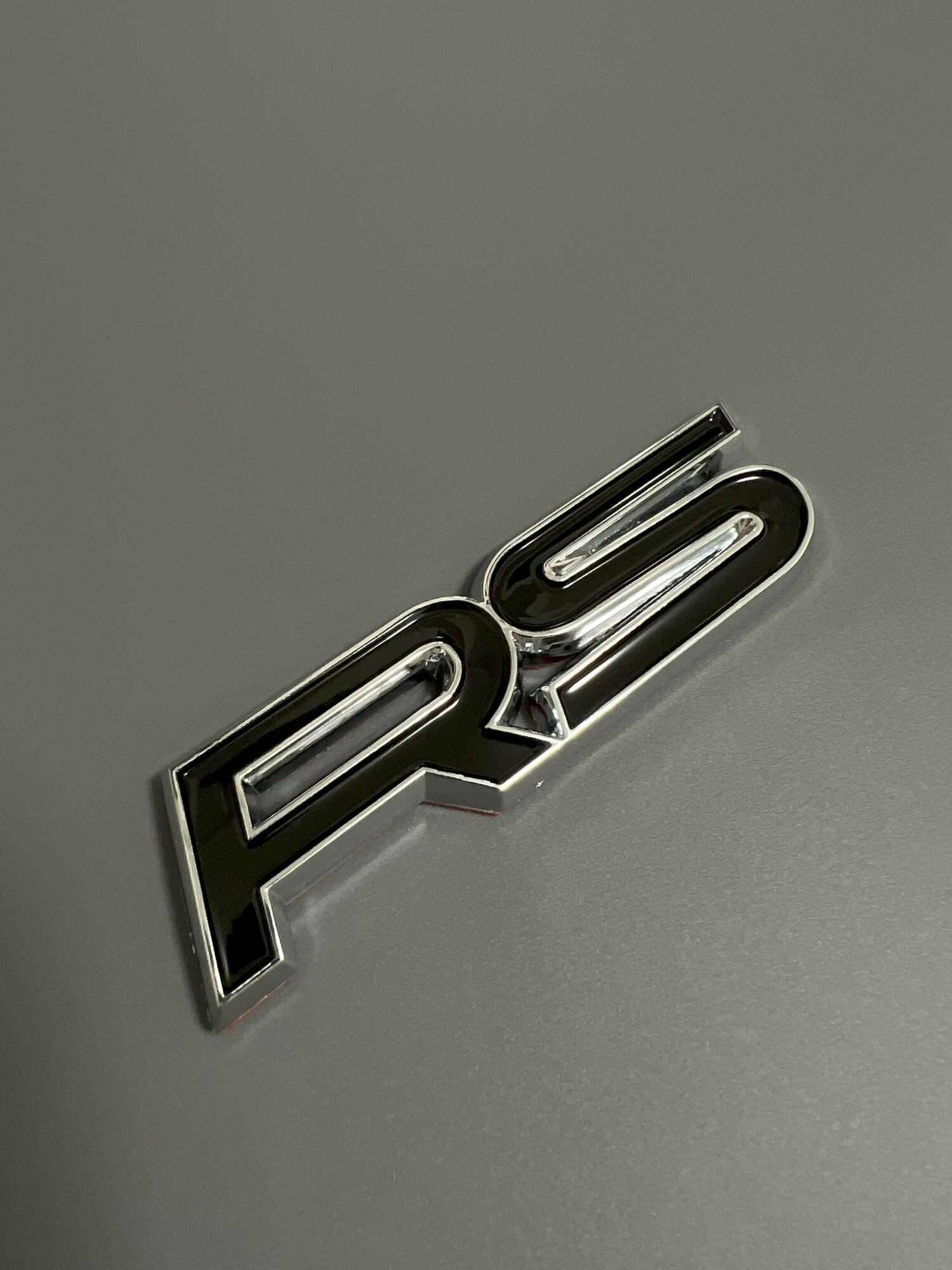 Шильдик RS BLACK на багажник автомобиля