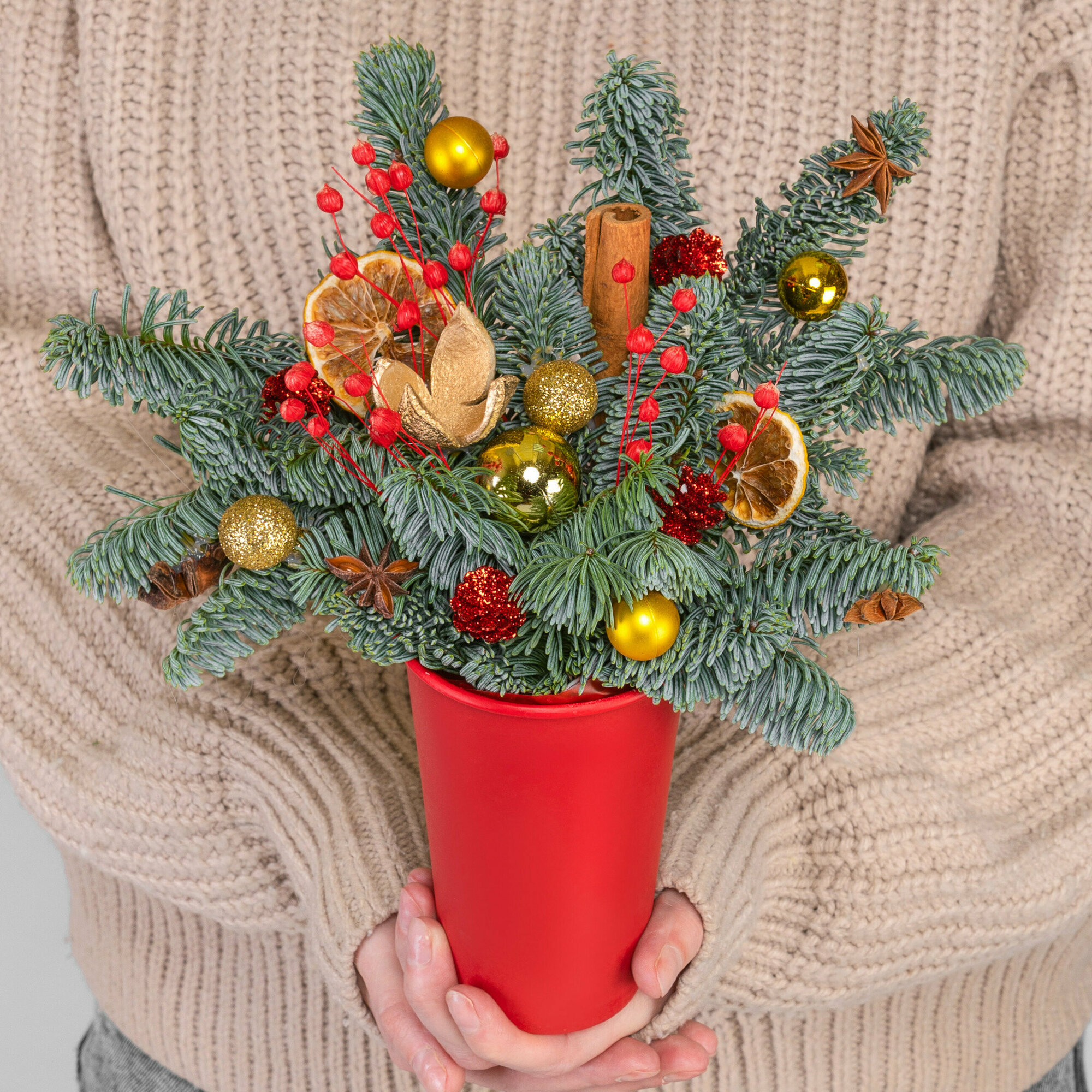 Новогодний букет Мегацвет24 "Красно-Золотой", нобилис с украшениями в стаканчике