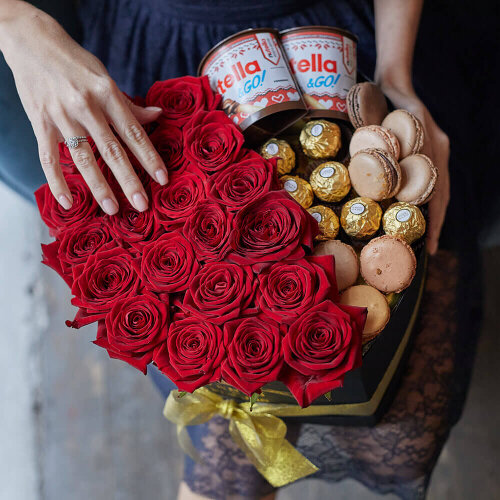 Букет Венеры в цветах, 41 роза, оформление в форме сердца, красный