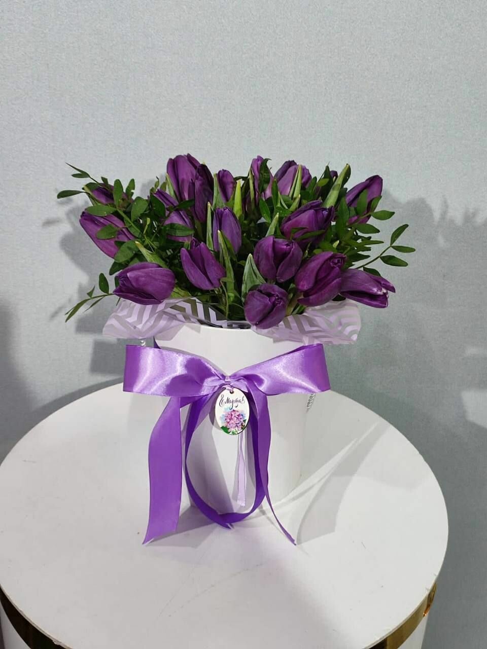 Тюльпаны фиолетовые 51шт / Букет в коробке / Цветы