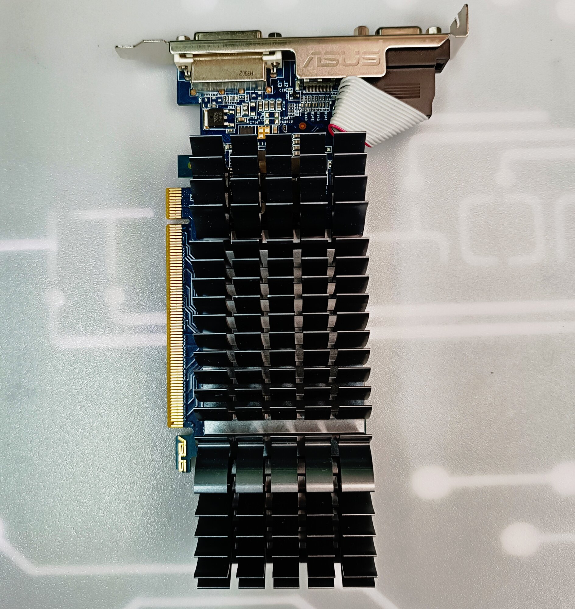 Видеокарта PCI-E ASUS GeForce GT 610 1GB DDR3 пассивное охлаждение.