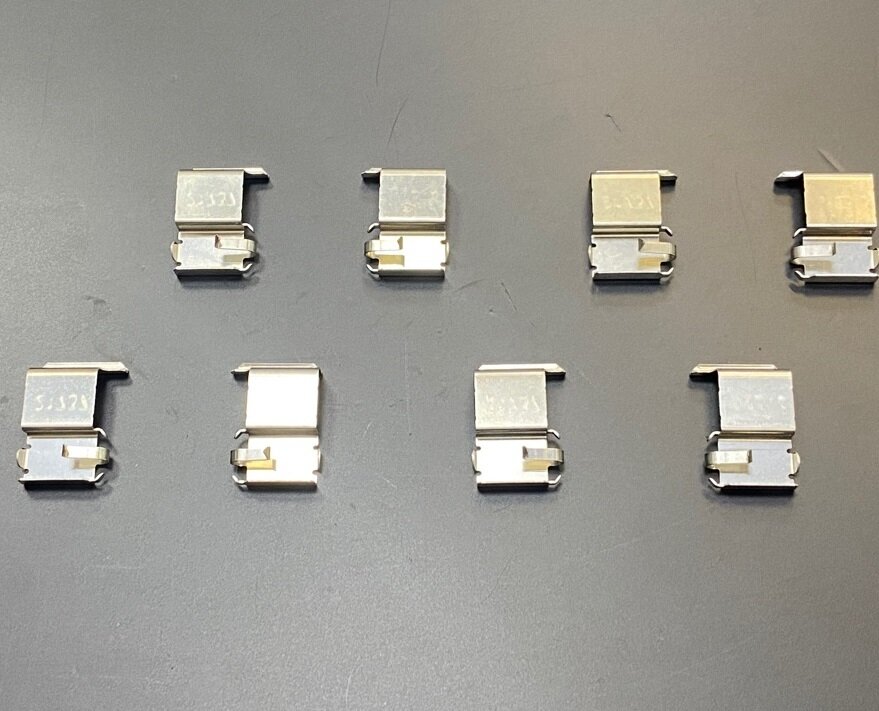 Монтажный комплект передних колодок (скобки колодок) MMC LANCER MR569231