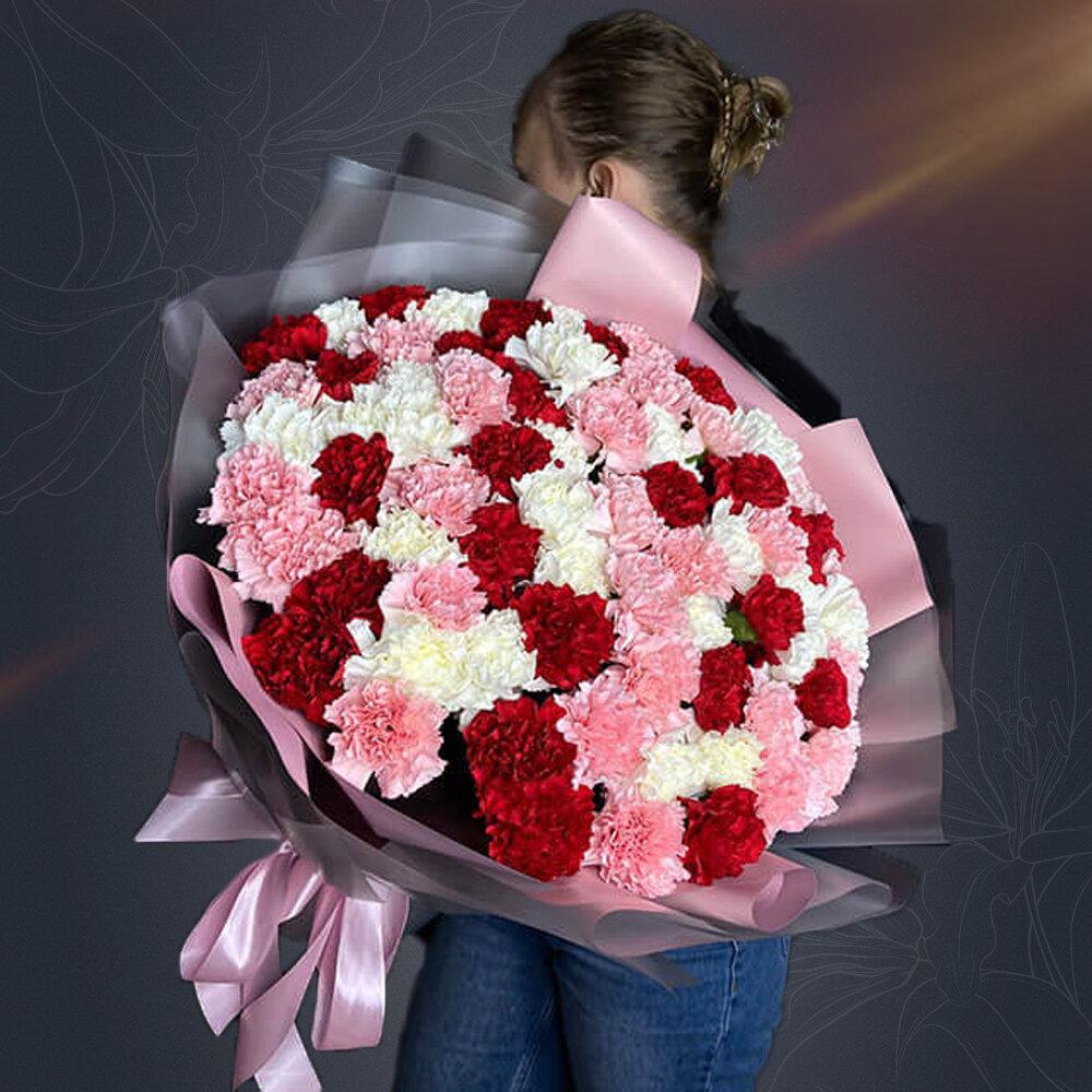 Классический букет из 75 гвоздик микс в корейской пленке от 2name Flowers