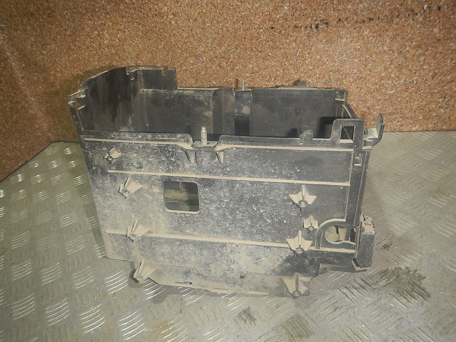 Б/У Крепление АКБ (корпус/подставка), Mazda (Мазда)-3 (BK) (02-09) MAZDA 3 (BK) (02-09) Сломано одно крепление 355495 MA...