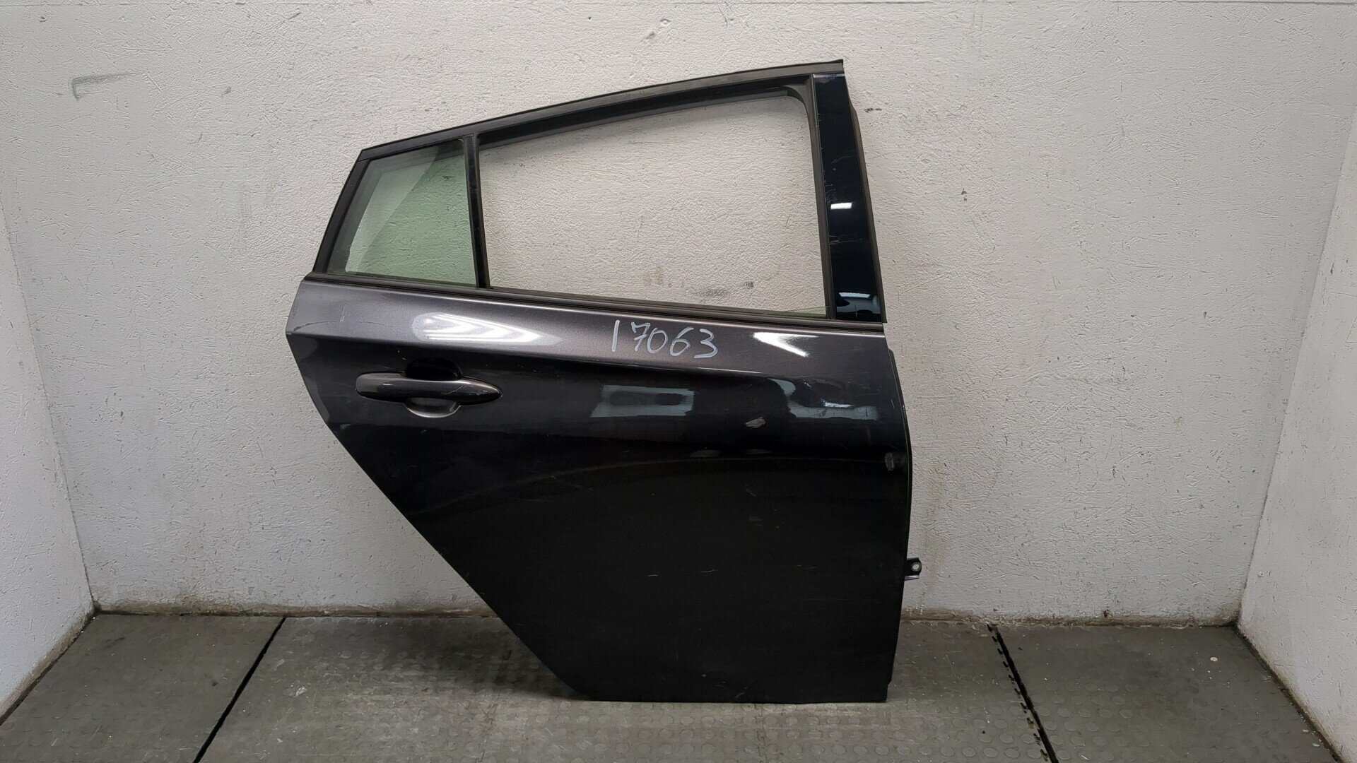 Дверь боковая (легковая) правая задняя Toyota Prius Prime Б/У