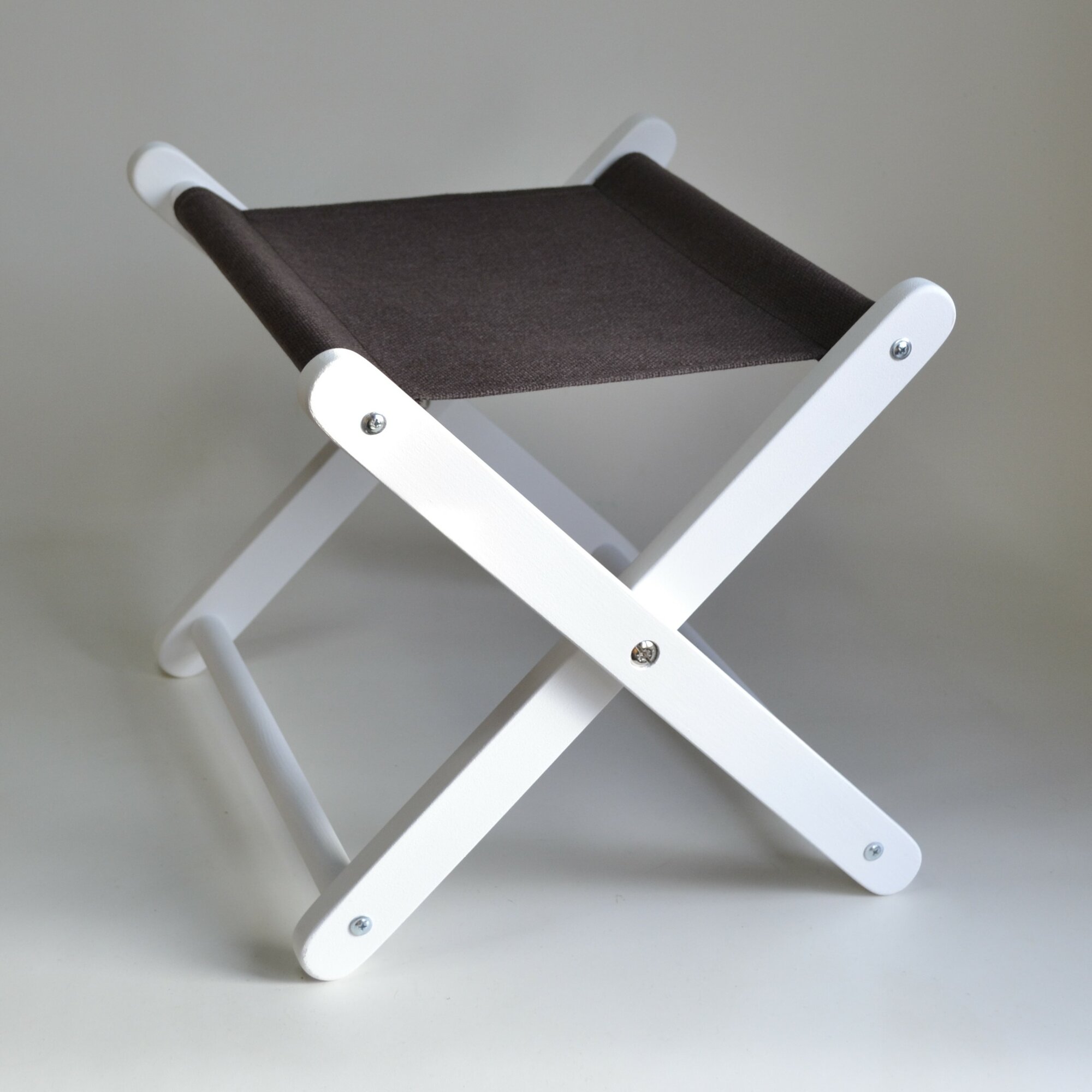 Подставка для сумок из коричневой рогожки с белой деревянной основой