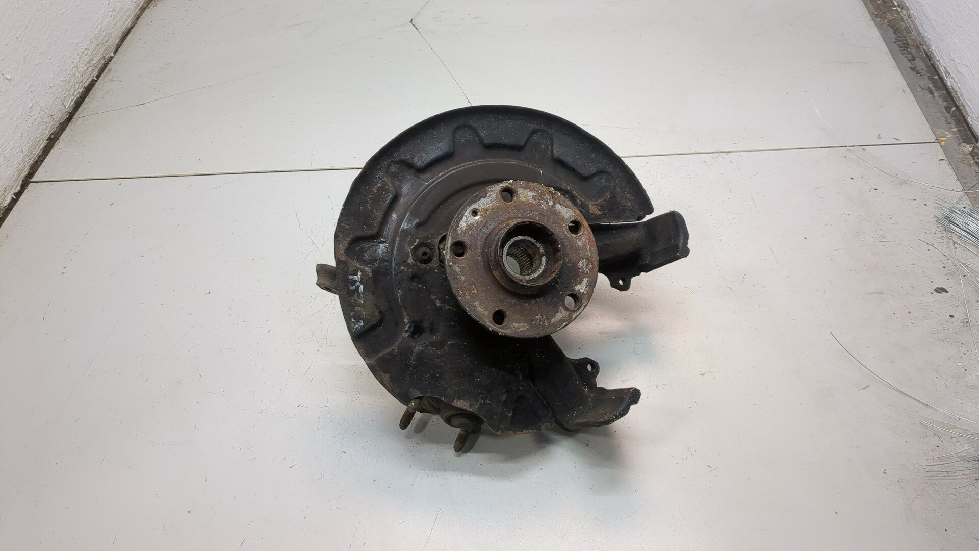 Ступица (кулак, цапфа) правая передняя Skoda Octavia (A7) Б/У