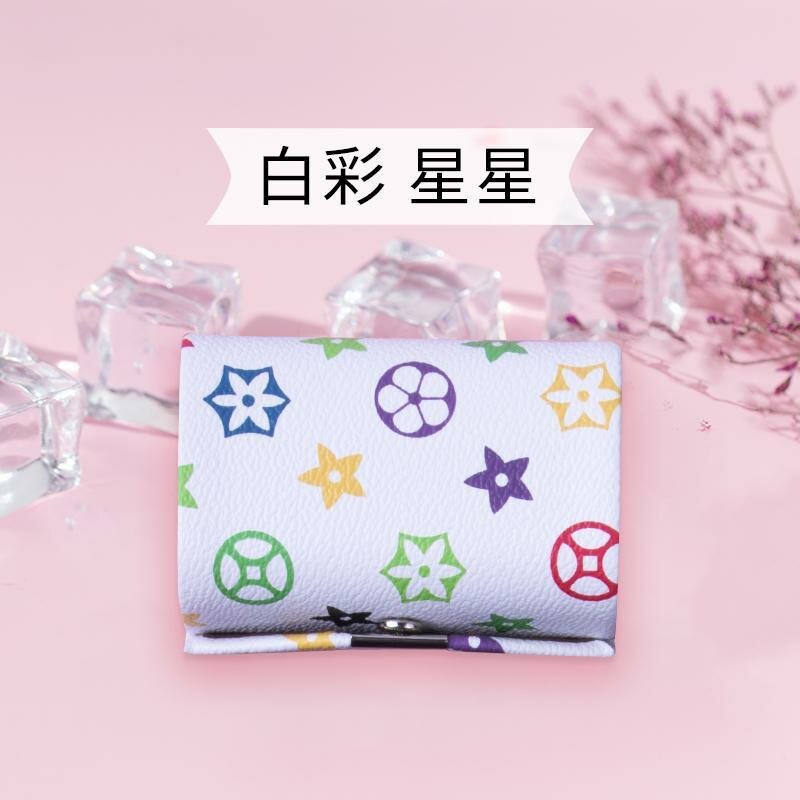 Изысканный портативный футляр для хранения вмещает две помады и оснащен зеркалом для защиты помад, украшений и USB-накопителей.