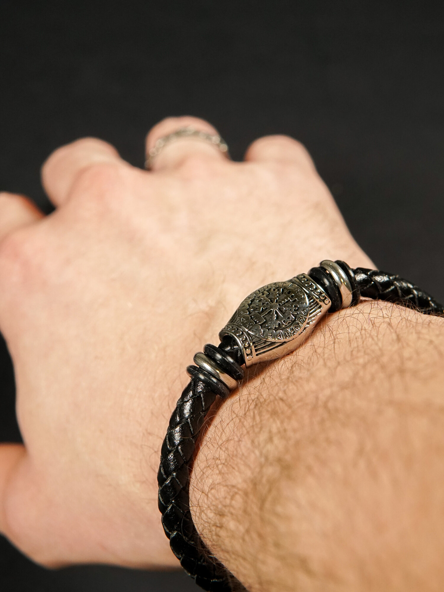 Жесткий браслет