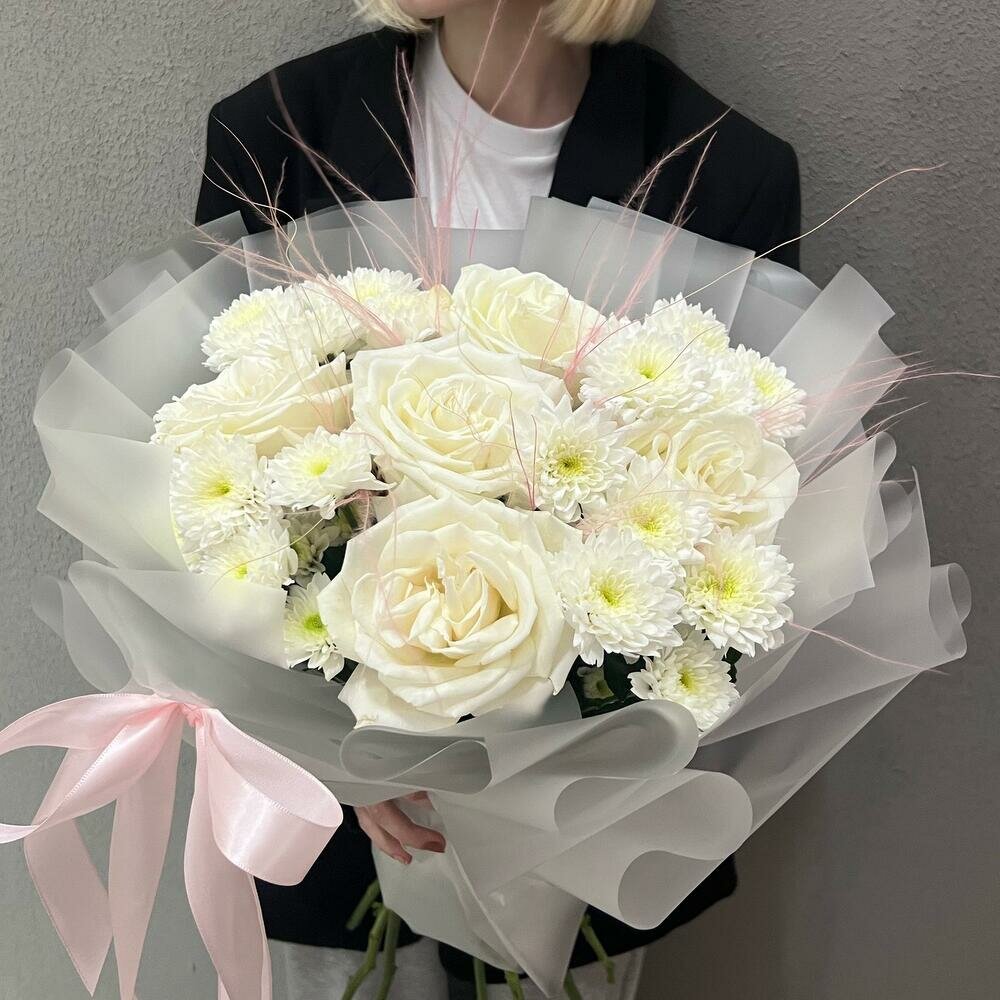 Букет из белых роз и хризантем