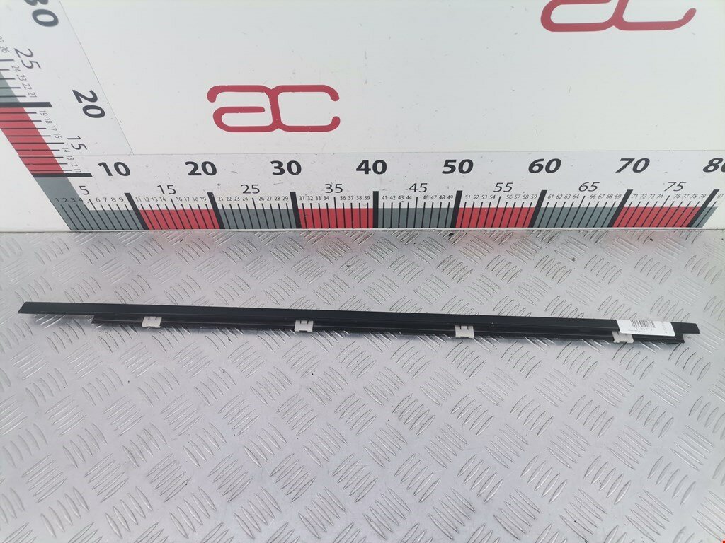 Накладка декоративная (молдинг) стекла двери задней левой Nissan Qashqai 1 арт. 2121771