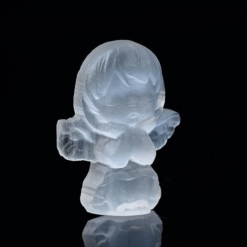 Статуя ангела из белого селенита