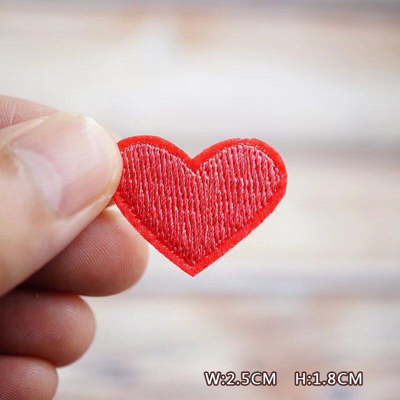 Нашивки с вышивкой цвет сердца