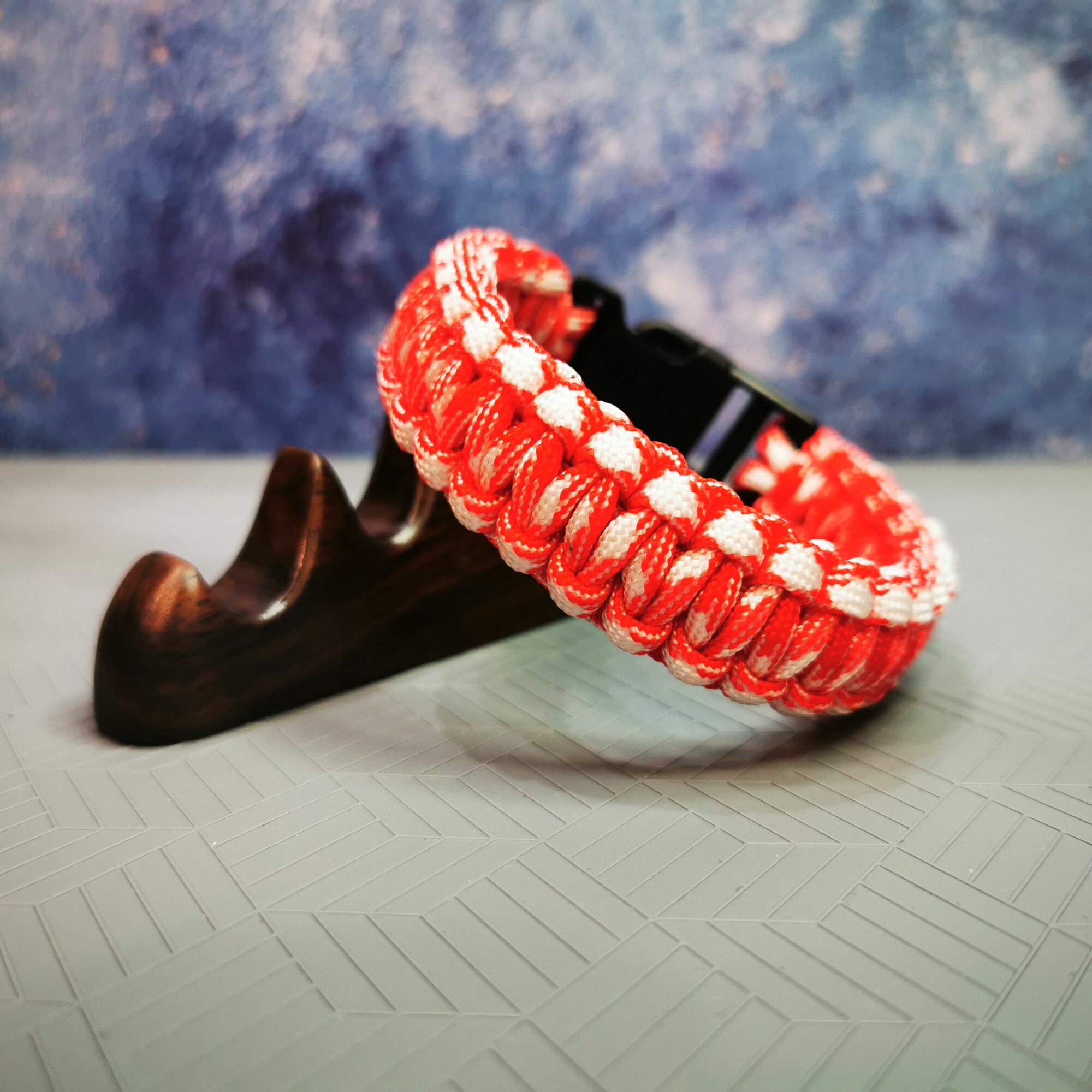 Плетеный браслет, пластик