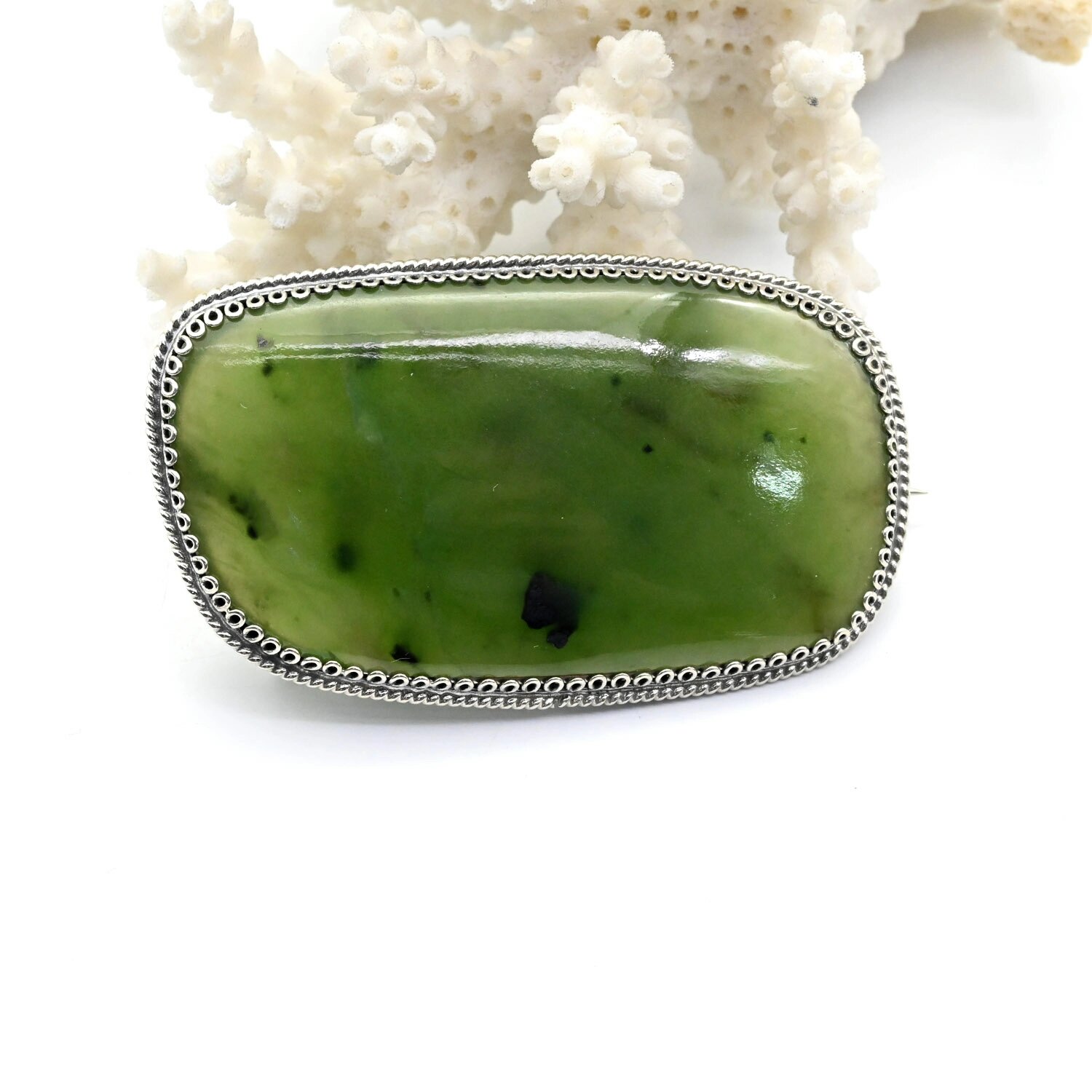 Брошь, нефрит