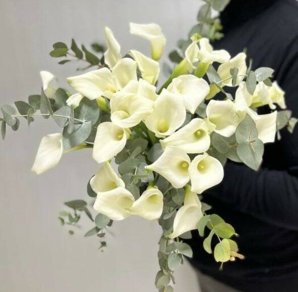 Букет из 39 белых калл с веточками эвкалипта