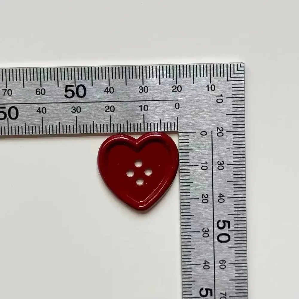 Красные полимерные пуговицы в форме сердца