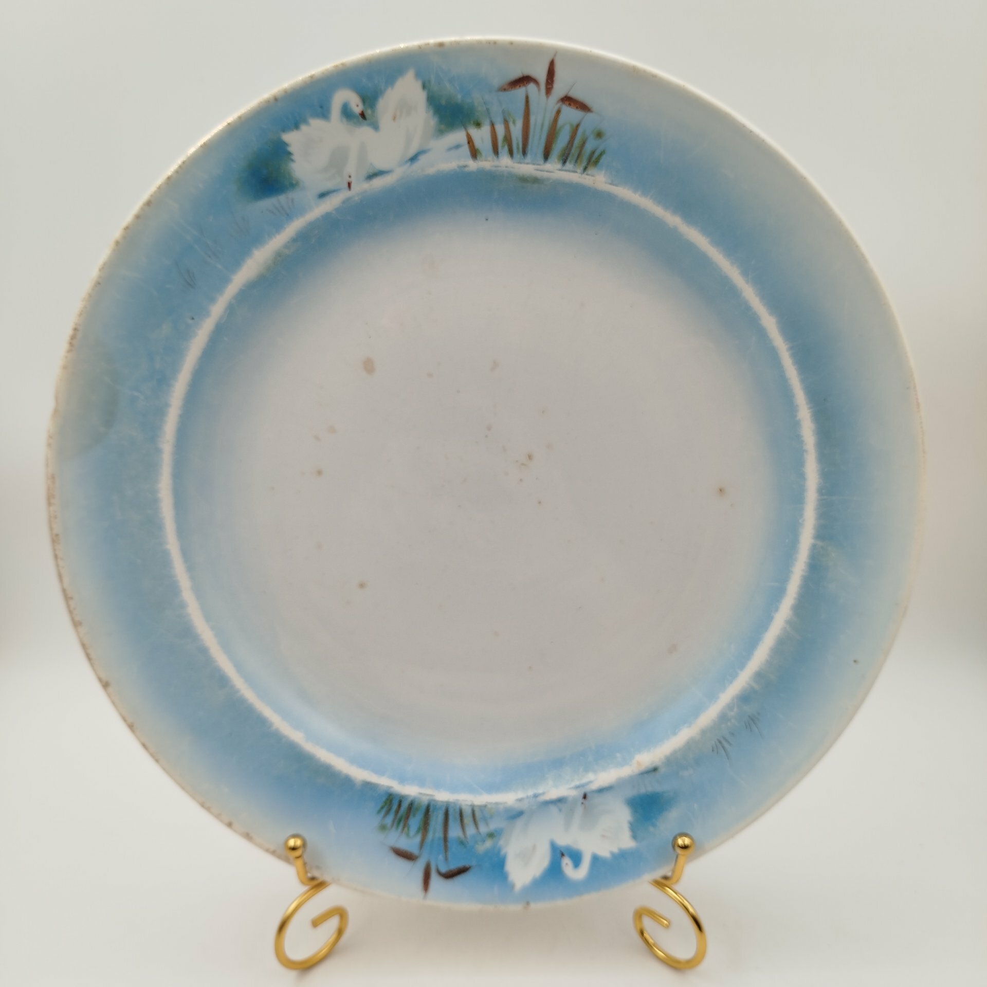 Блюдо круглой формы «Лебеди», фаянс, аэрография, подрисовка, золочение