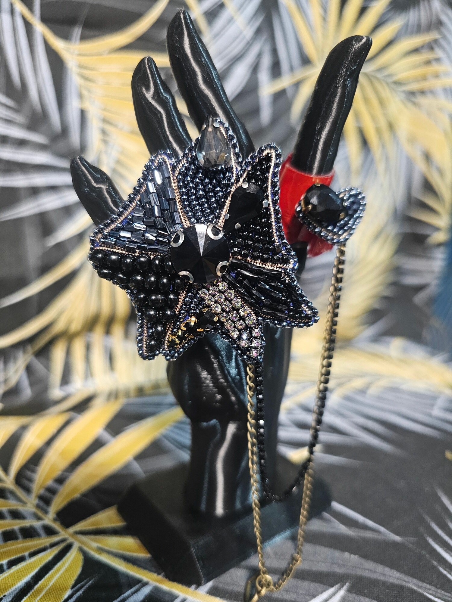 Брошь, стразы