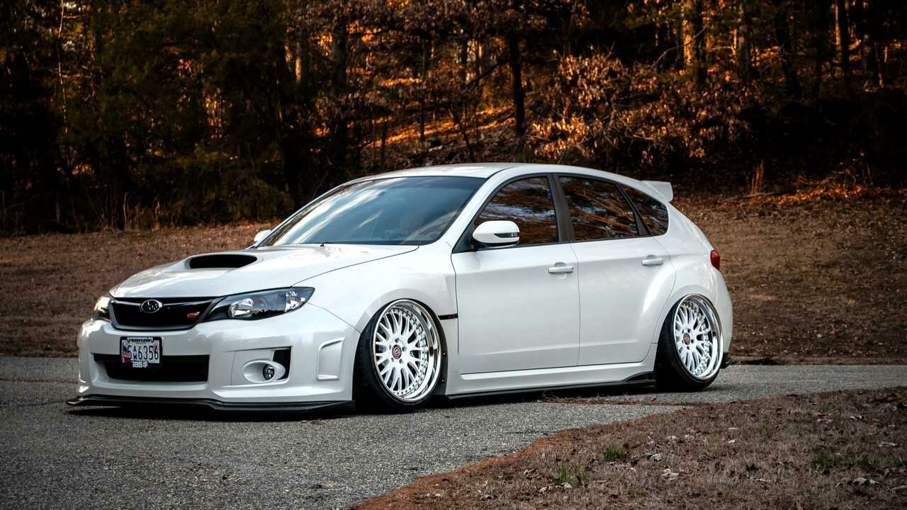 Картина на холсте 110x60 LinxOne "Белая impreza subaru" интерьерная для дома / на стену / на кухню / с подрамником