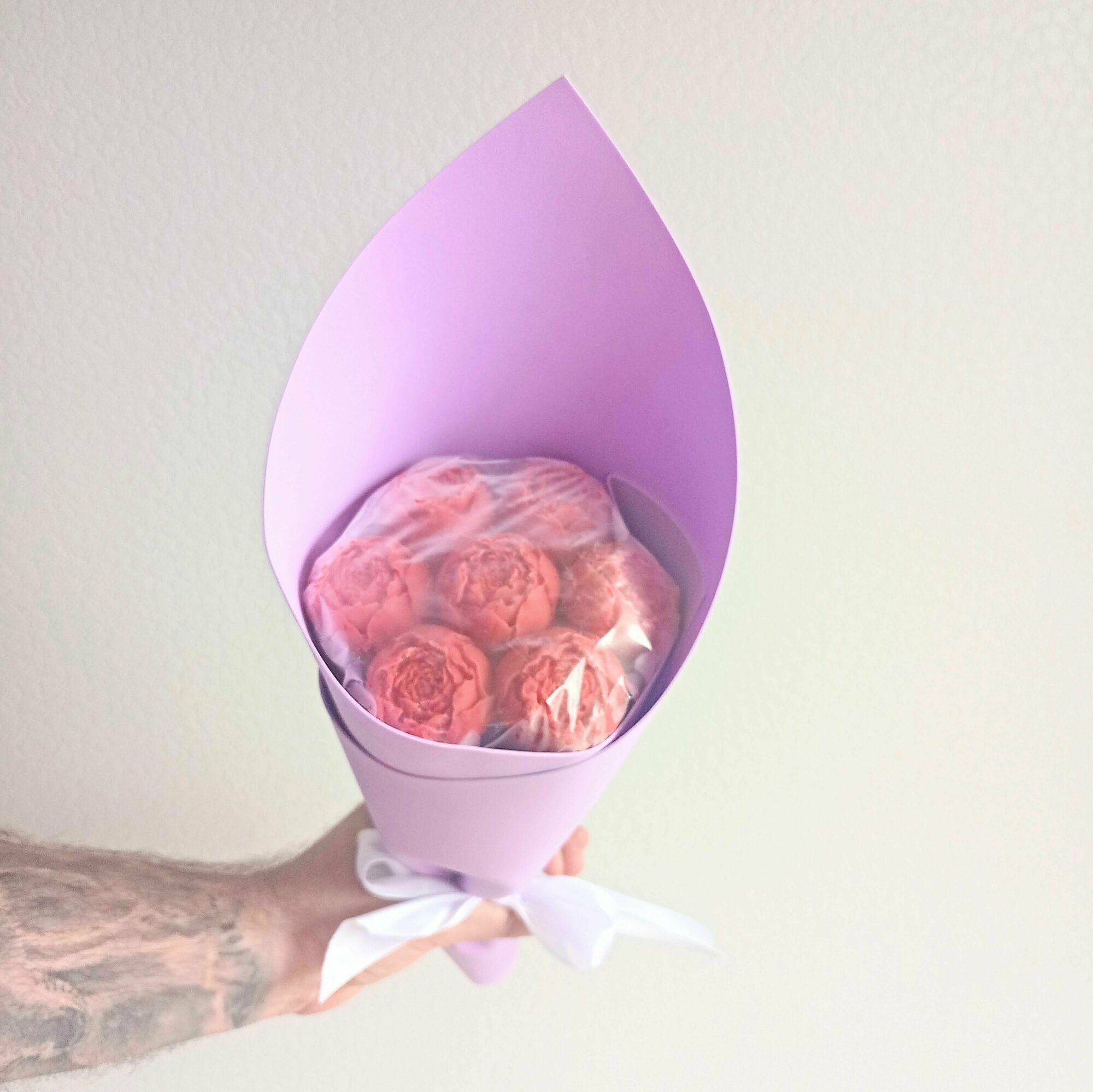 Букет из конфет в виде шоколадных цветов пионов ShokoTrendy 7 шт красные в сиреневой упаковке