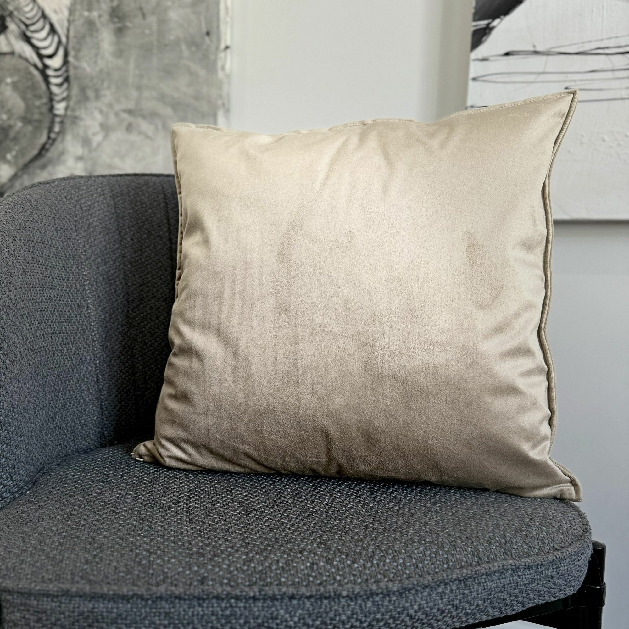 Интерьерная декоративная подушка, бархат, цвет светло-бежевый 45*45 со съемным чехлом на молнии