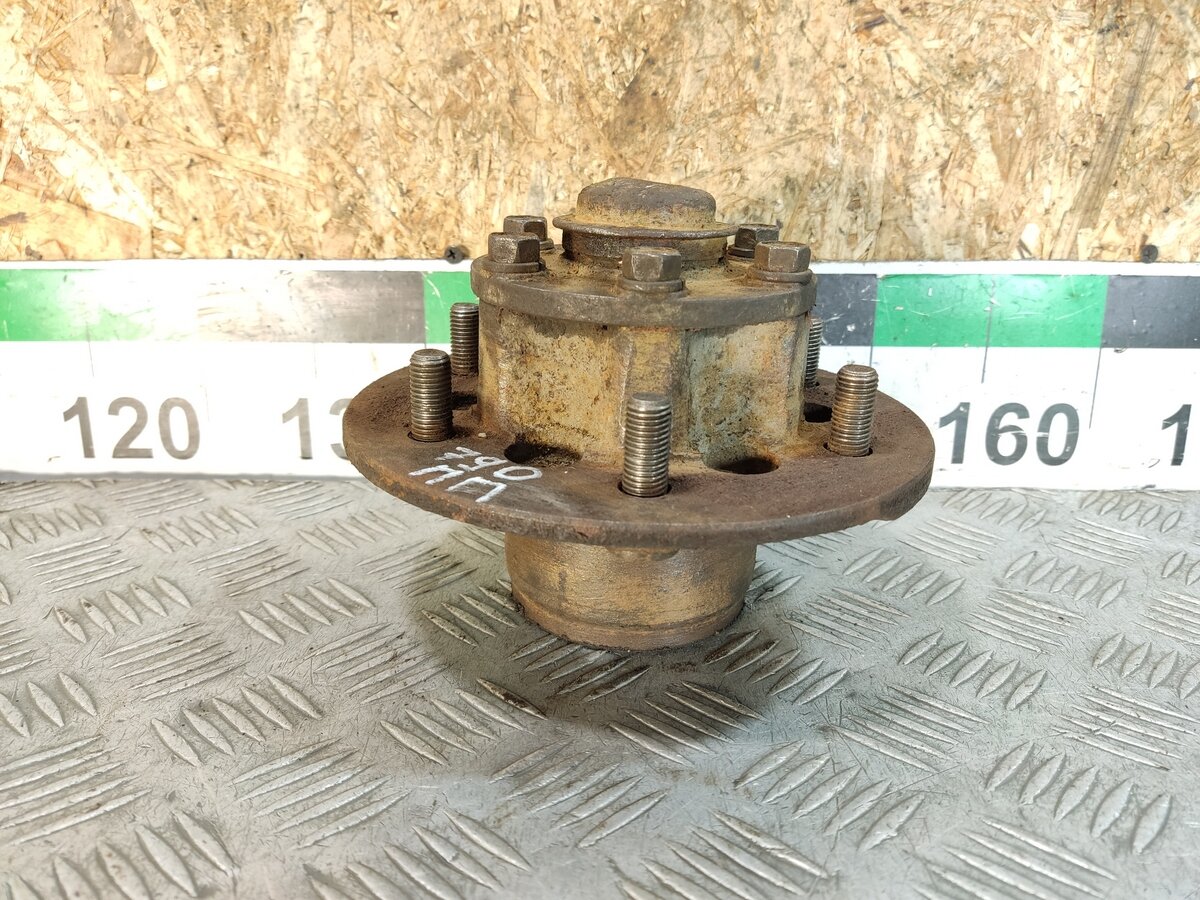 Ступица передняя MITSUBISHI L200 K6,K7 MB891088