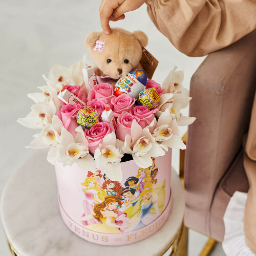 Детский букет №19 "Венера в цветах", орхидеи, розы, киндер-сюрприз, чупа-чупсы, мишки, 25 цветов