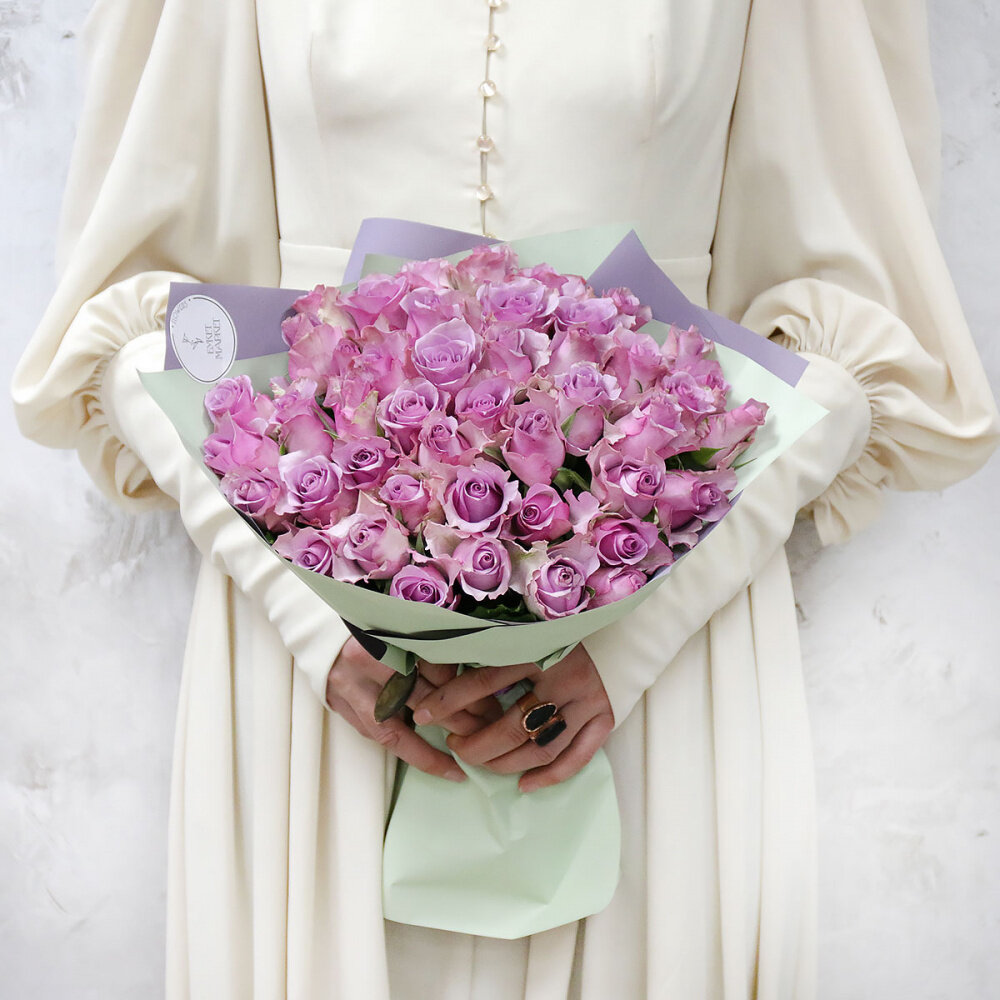 Букет живых цветов из 51 розы - сиреневое облако 40см от Букет Маркет
