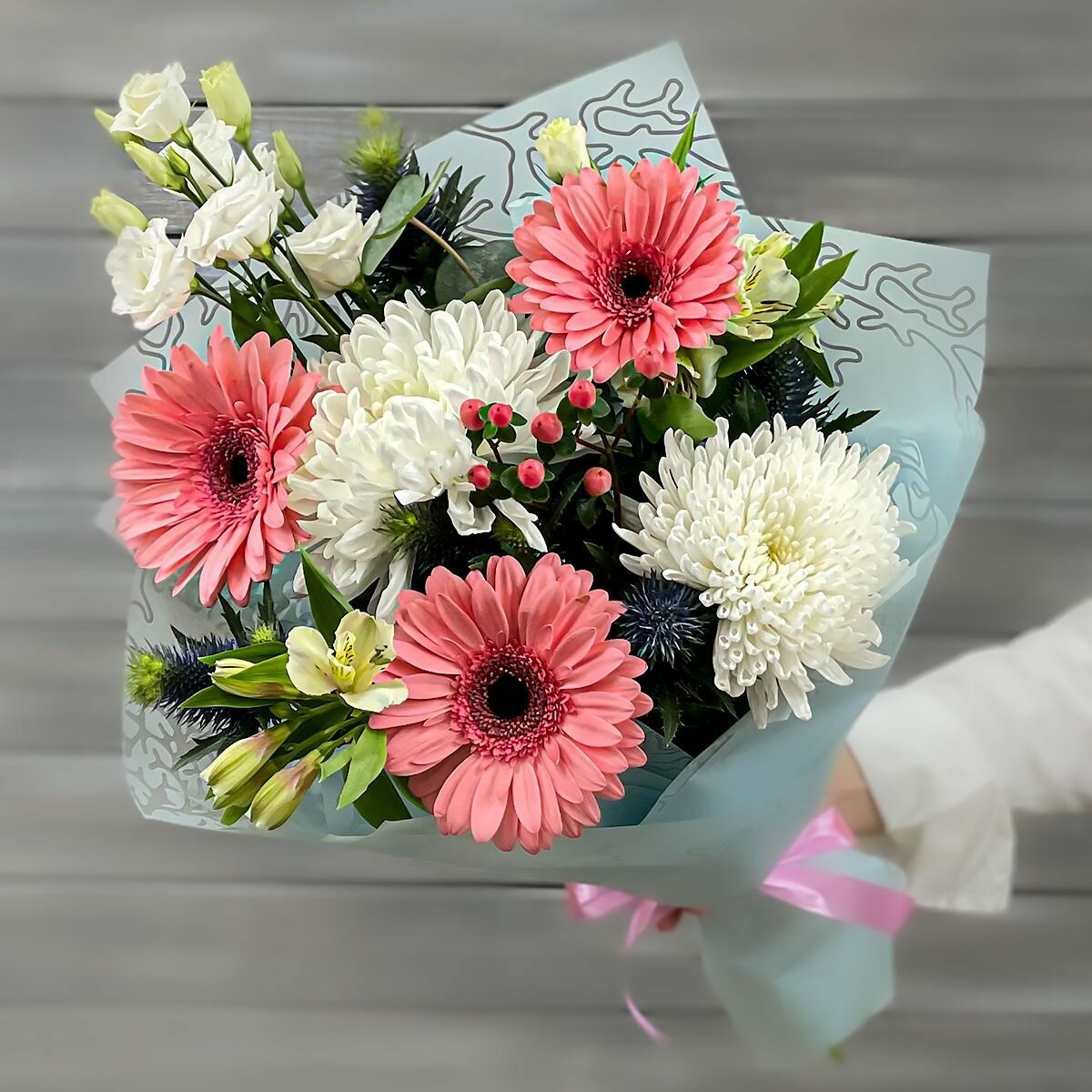 Букет из живых цветов альстромерий, гербер и хризантем