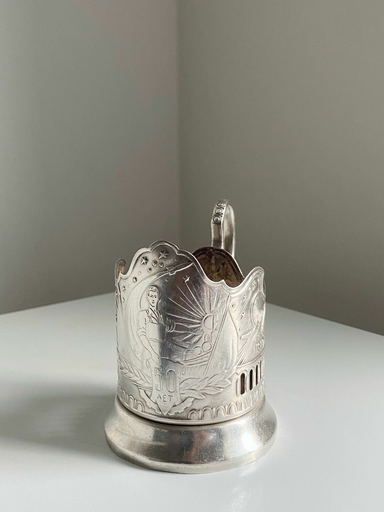 Кухонная утварь винтажная. Подстаканник "50 лет октября" Рабочий. СССР. 1917-1967! Мельхиор. Кольчугино. Юбка слегка деформирована.