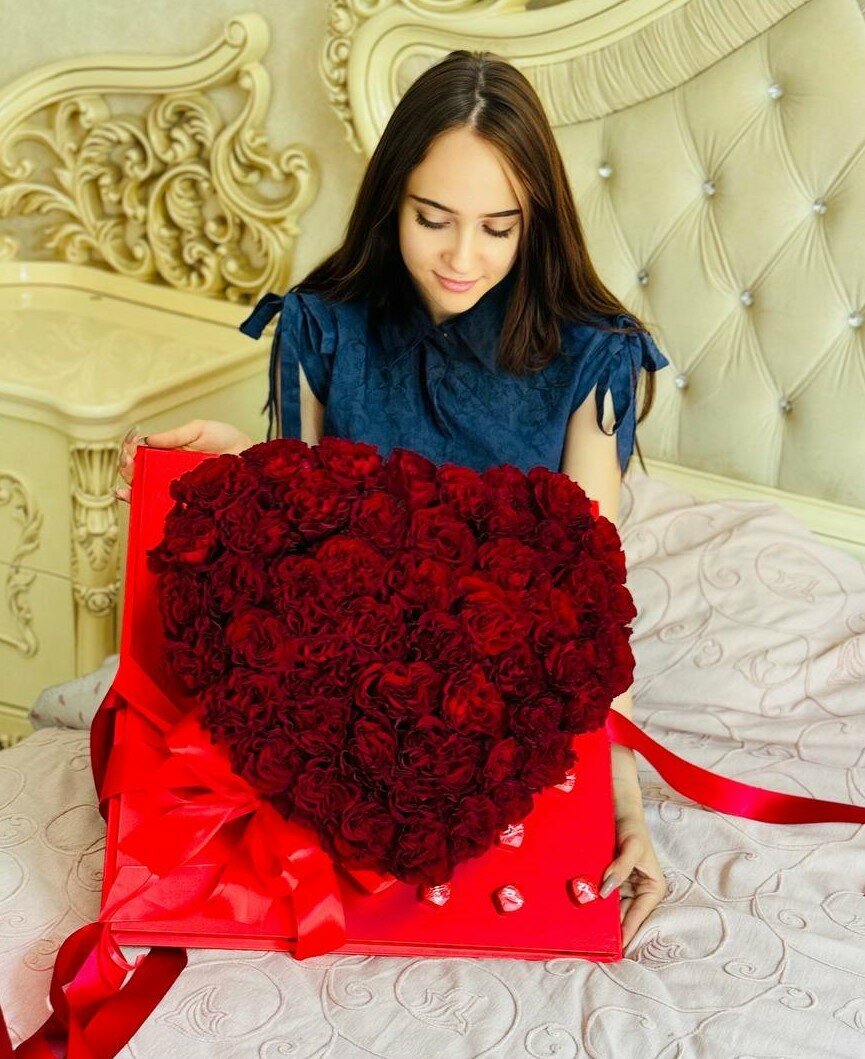 Большая панорамная коробка с красными розами в форме сердца. Подарок любимой девушке на 14 феврали и 8 марта