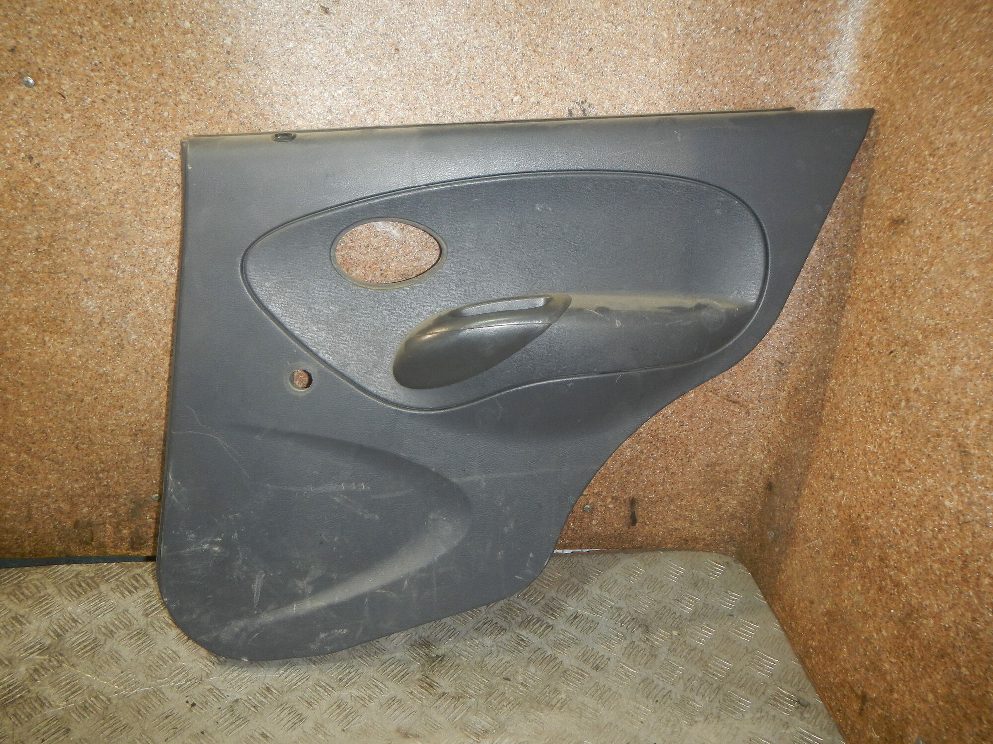 Б/У Обшивка двери задней правой, Daewoo (Дэу)-MATIZ (01-15) DAEWOO MATIZ (01-15) Грязная, царапины. 530119 GENERAL MOTOR...