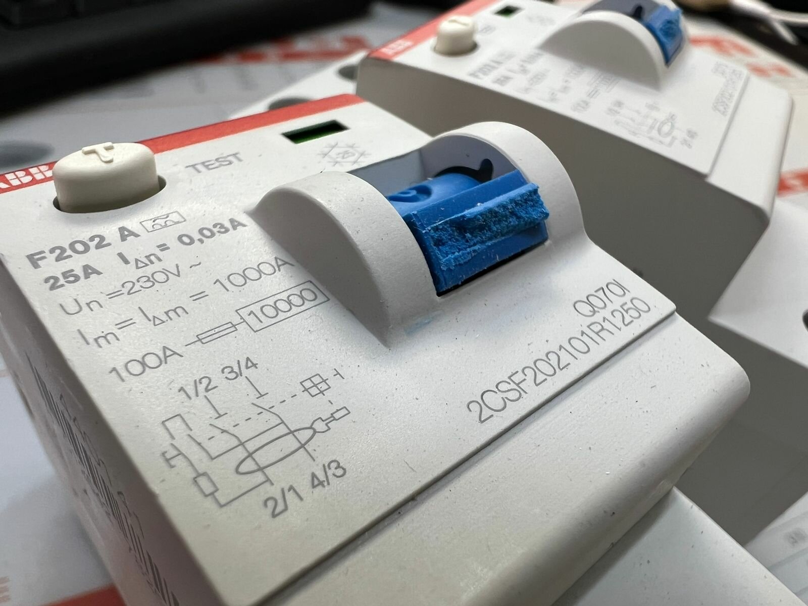 УЗО ABB F202 A-25/0,03 2-х полюсное тип A 25A 30mA 2 модуля (ВДТ) 2CSF202101R1250 (сломан флажок рычага, новый!)