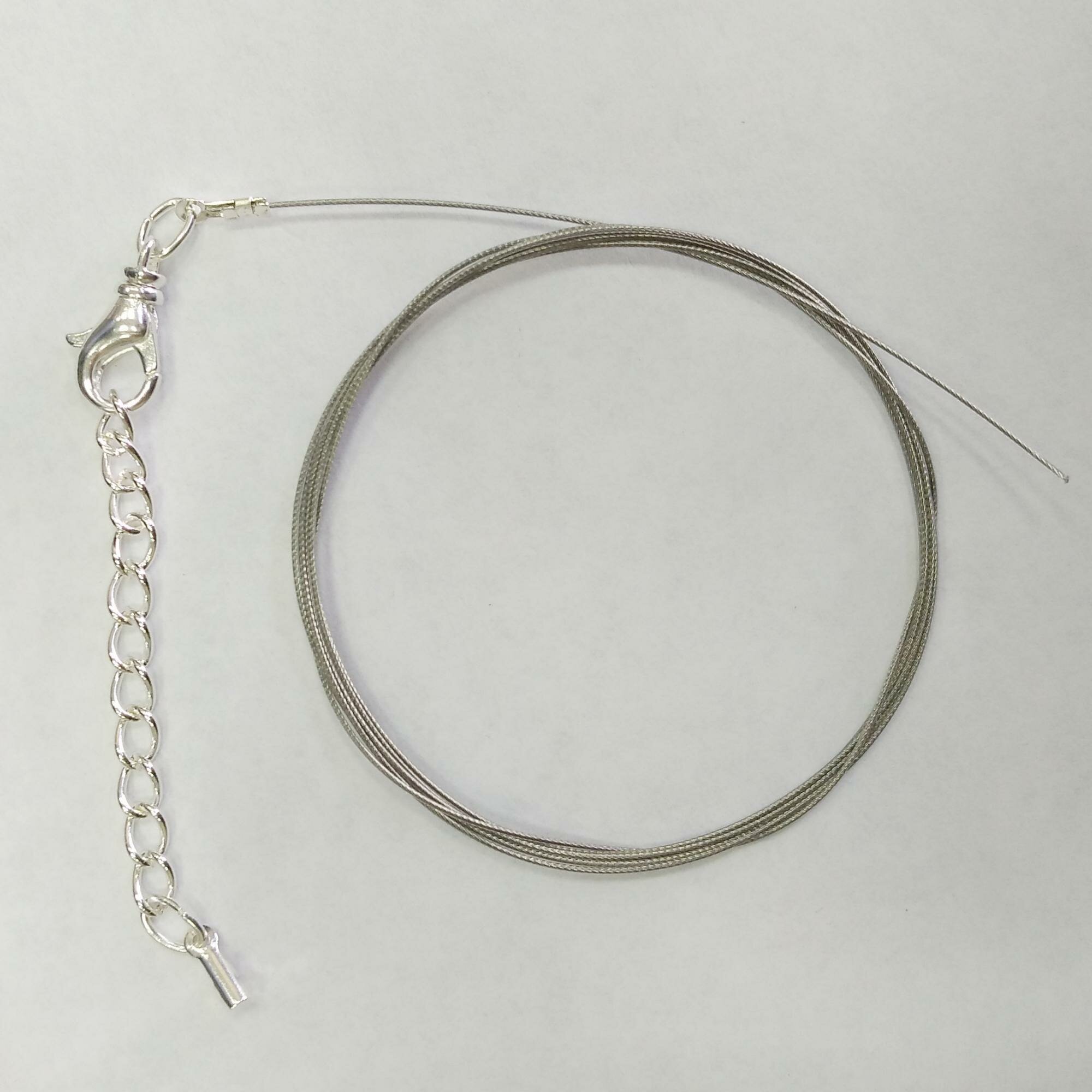 Набор для бус (колье, браслета), тросик стального цвета с посеребренными концевиками, карабином и удлинителем, базовый материал - сталь, 1 метр + 7 см