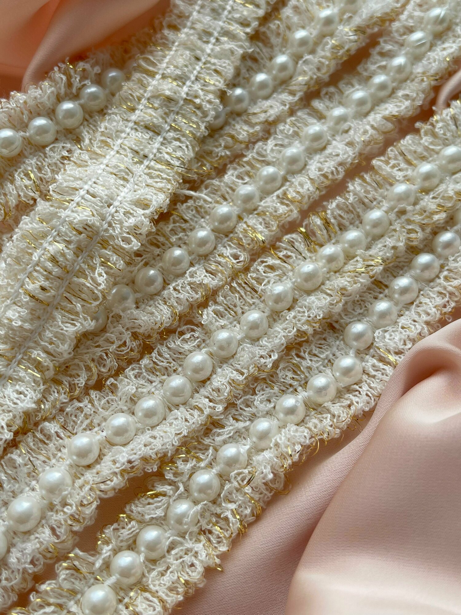 Твидовая тесьма бежевого цвета с золотым люрексом 1.5 метра.